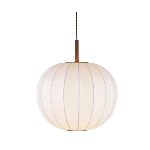 【商品概要】【商品の概要】 シルクのようにしなやかな素材を使用したセードが素朴で柔らかな光を灯すペンダントライトです。 心地よいカーブを描きながら膨らむ円やかなフォルムは、どこか懐かしさをも感じさせます。 トップのウッドパーツがあたたかみを...