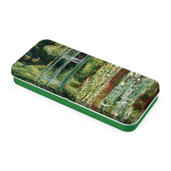 【商品概要】西洋絵画の巨匠の代表作がプリントされたシンプルな缶ペンケース。【商品説明】【商品詳細】ブランド：セキセイ(Sekisei)商品種別：文房具・オフィス用品商品名：セキセイ アゾン アーティストペンケース モネ AX-8486-00...