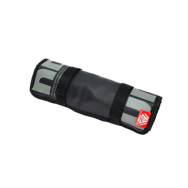 【商品概要】●ショート＆ミディアムは上段は最大130mm、下段には165mmまでのジグが最大10本ずつ収納可能●丸めてコンパクトに携帯できるジグ用バッグです●ソフトなカバーと小分けにしたポケットにより、ジグの傷つきを防止します■収納可能ジグ...