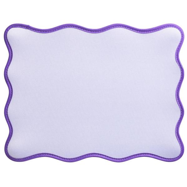 【商品概要】波のようなウェーブラインが個性的なマウスパッドです。2色のコントラストが美しいバイカラーデザインで、デスクを華やかに彩ります。デスクのレイアウトに合わせて縦横どちらでも自由に配置可能。作業スペースを効率的に活用できます。マウス操...