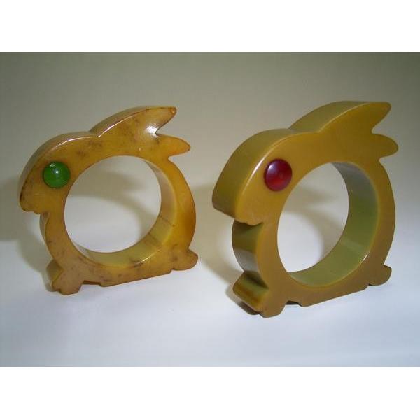 イギリスの地方のアンティークフェアーで、掘り出して来ました。可愛いウサギの、ナプキンリングです。素材はベークライトで、年代は１９２０−３０年頃です。赤、緑の目は押せば取れますが、勝手に落ちるようではありません。サイズ　横約４７ミリ　奥行き約...