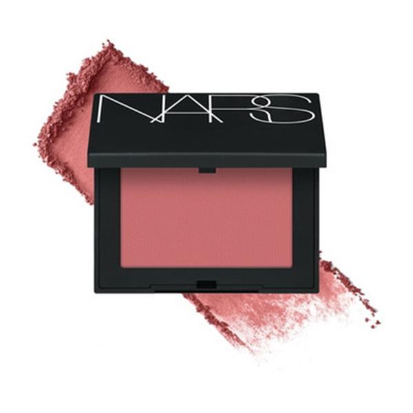 NARSを象徴するアイテムとも言えるブラッシュ。ナチュラルで健康的な仕上がりのチークカラーが、一瞬で肌に輝きを与えます。どんな肌トーンにもなじみ、頬に美しい血色感を与え、自然な仕上がりに。※説明書の付属する商品と付属しない商品が混在しており...