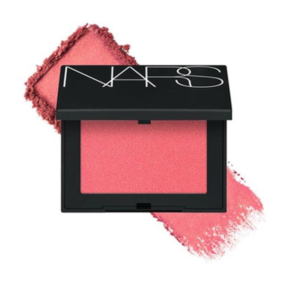 NARSを象徴するアイテムとも言えるブラッシュ。ナチュラルで健康的な仕上がりのチークカラーが、一瞬で肌に輝きを与えます。どんな肌トーンにもなじみ、頬に美しい血色感を与え、自然な仕上がりに。※説明書の付属する商品と付属しない商品が混在しており...