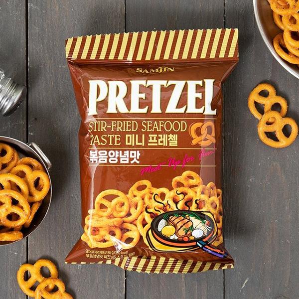 #商品の特徴 : POINT[SAMJIN] プレッツェル 海鮮BBQ味は、あなたのスナックタイムを特別なものに変えてくれます。70gのミニプレッツェルは、サクサクの食感とともに海鮮の旨みをぎゅっと詰め込んでおり、一口食べればやみつきになる...