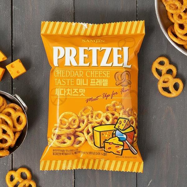 #商品の特徴 : POINT[SAMJIN] プレッツェル チェダチーズ味は、海外のお菓子として日本のスナックファンに大人気です！サクサクとした食感と濃厚なチェダーチーズの風味が絶妙に融合し、一口食べるごとに満足感が広がります。おやつやおつ...