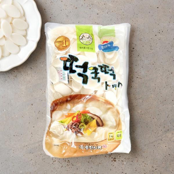 #商品の特徴 : POINT厳選された素材から作られた「松鶴」1kgのトックは、韓国の伝統的な餅です。しっとりとした食感と濃厚な味わいが特徴で、家庭料理や特別な日の食卓を華やかに演出します。どんな料理にもマッチするその魅力は、一度食べれば忘...