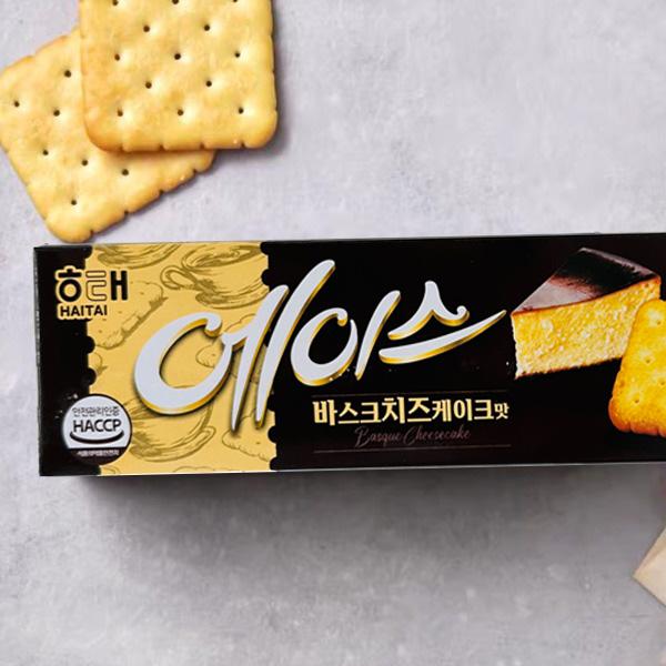 #商品の特徴 : POINT韓国スナックの新定番！[ヘテ]のエイスクレッカー チーズケーキ味が登場しました。ふんわりとしたチーズケーキの風味が広がるお菓子は、一度食べたらやみつき間違いなし。パリパリの食感と濃厚な味わいが絶妙にマッチしていま...