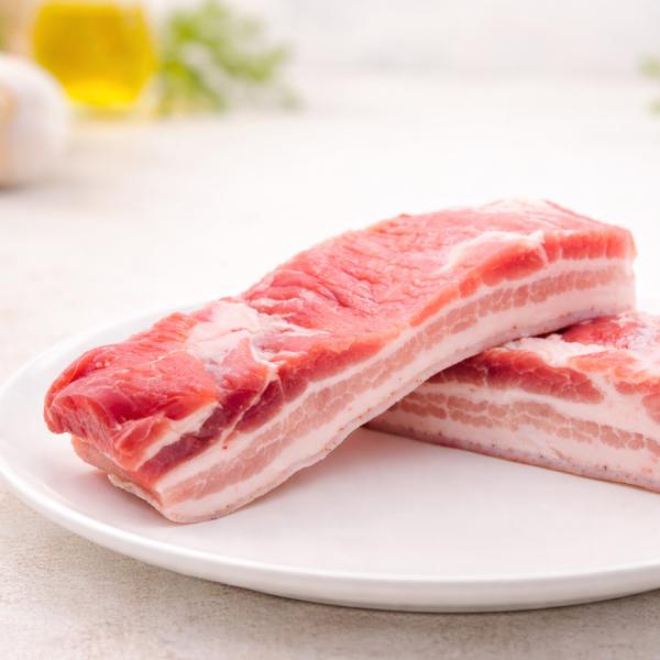 #商品の特徴 : POINT皮付豚バラブロックは、赤身・脂身・皮の三層がはっきりとした豚バラ肉です。皮付きならではのコクと旨みがあり、加熱することで皮のコラーゲンがゼラチン化し、ぷるぷるとした食感が楽しめます。脂身には甘みがあり、赤身は煮込...