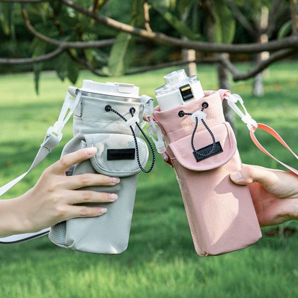 ■品番：nanrui01■カラー：ベージュピンクグレーブラック■サイズ：F（23CM*10CM）紐：60〜120CM■素材：ポリエステル【これひとつで、お出かけ完成。】水筒ホルダーとスマホポーチが合体！大切なスマホ、鍵、小銭までスッキリ収納...