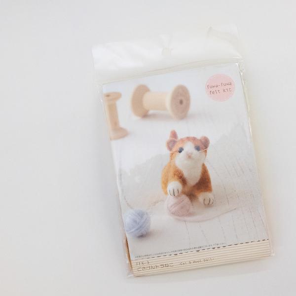 ごきげんに毛糸を転がしているトラねこ（約）縦5×横3.5×奥行6cm（トラねこのみ）