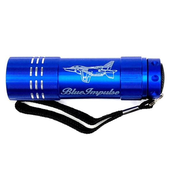 画像提供海上自衛隊様（商品説明） 航空自衛隊JASDF BLUE IMPULSE飛行機ロゴ入り LEDランチャーライト Aタイプ ※(電池付属なし) （単４電池3本）点灯確認済み。 スイッチはホルダーキャップ後方プッシュタイプです。 （サイ...