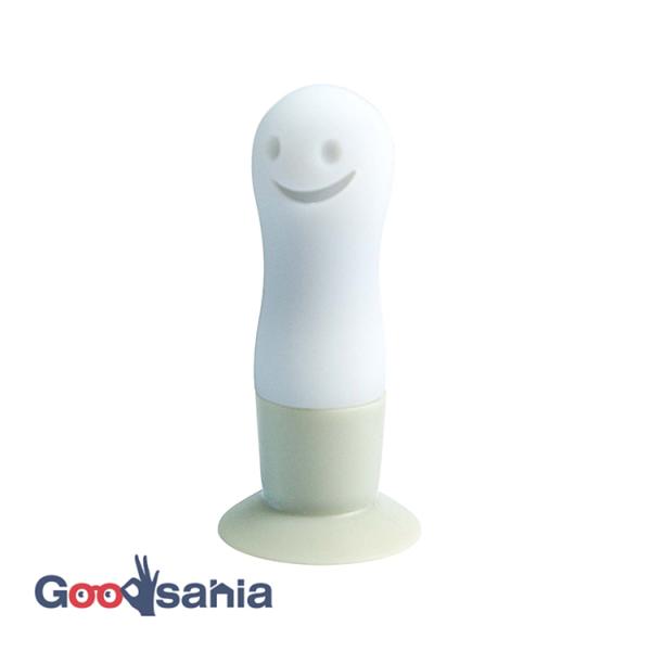 ビッテ ハンコケース pitton ピットンシリーズ ホワイト（白色） φ3.7×H8.4cm・シニカルな表情がキュートな自立するハンコカバーです。・ハンコの迷子防止におすすめ！机の上にピタッと貼りつくかわいいマスコット。・吸盤で机などに固...