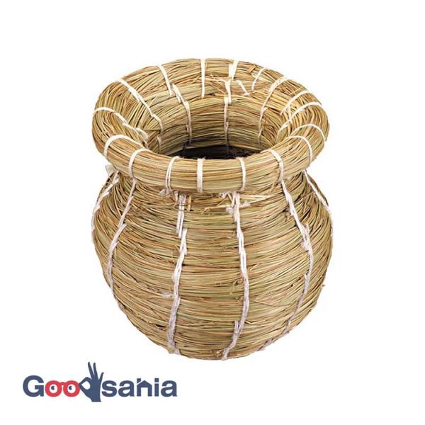 ・天然乾燥草を使用した、あたたかみのある小鳥用のおへやです。・草素材ならではの自然な保温性・保湿性で、巣内を快適な環境に保ちます。・ジュウシマツやキンカチョウが、安心して眠ったり巣作りをしたりするのに適した設計。・丸みのあるツボ型形状が外気...