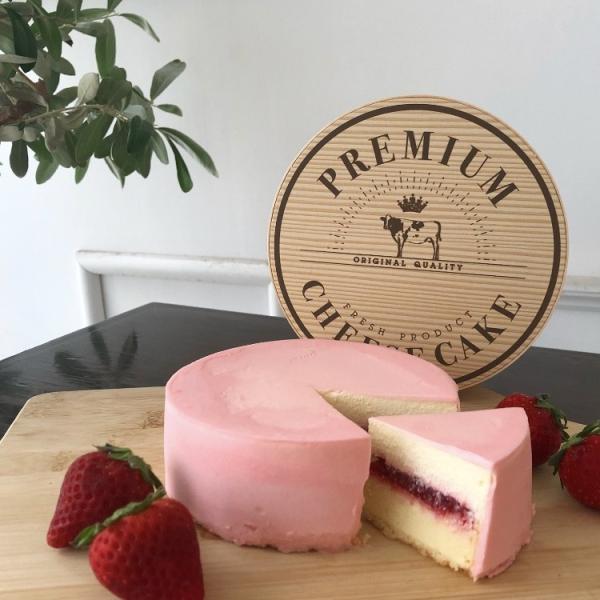 Celebre Fromage Fraise（フレーズ）見た目も可愛い苺のレアチーズケーキ。ベイクドチーズとレアチーズの２層のケーキの中心に、イチゴの果肉入りのジュレを忍ばせました。苺のジュリフィエの甘酸っぱさがチーズケーキを引き立てます。...