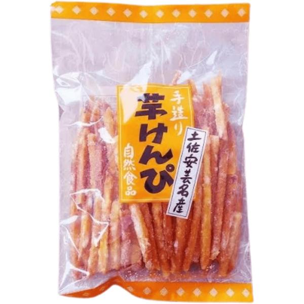 高知県安芸市の老舗 寺尾製菓が手作りで仕上げた芋けんぴです。国内産さつまいもを使い、油と砂糖だけでシンプルに仕立てました。表面にザラメをまぶし、カリッと軽やかな食感に。外は香ばしく、中はほろっと崩れるやさしい歯ごたえが楽しめます。