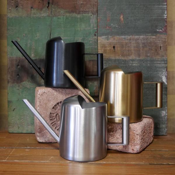 シンプルなデザインで、使い勝手のいいジョウロです。ブラック、ゴールド、シルバーの単色がオシャレです。お気に入りのガーデニングアイテムで楽しいガーデンライフを楽しめます。サイズ：幅174×高さ94×奥行75mm（約）素材：201ステンレススチ...