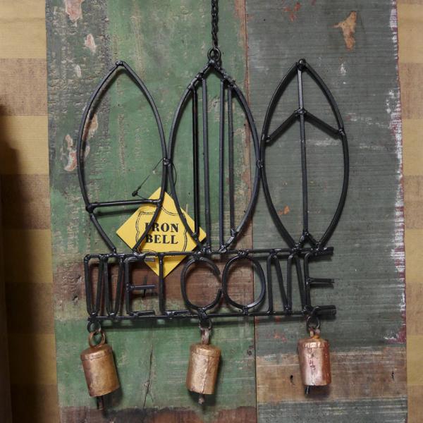 素朴なベルの音色が心地良い、ウェルカムベルサーフです。音を鳴らして来客を知らせてくれるアイテムで、玄関やお部屋にお客さんを楽しく招きいれてくれます。サイズ：幅245×高さ500mm（約）素材：アイアン