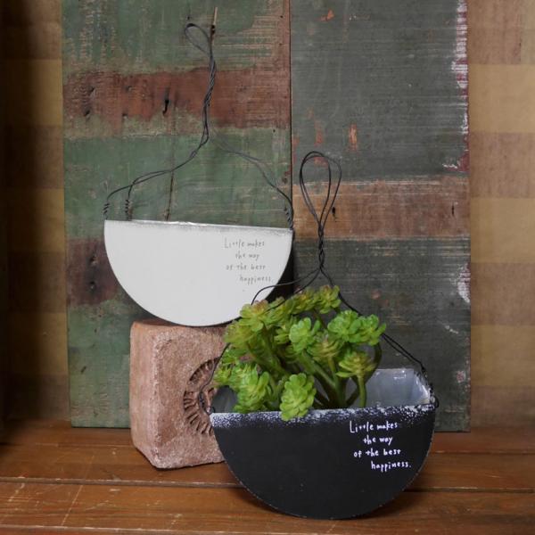 ブリキの素材感でグリーンが映える、シンプルなデザインのリトルハンギングブリキポットワイヤー付きハーフムーンです。ポットに書かれた言葉はlittle makes the way of the best happiness.(小さな幸せの積み重...