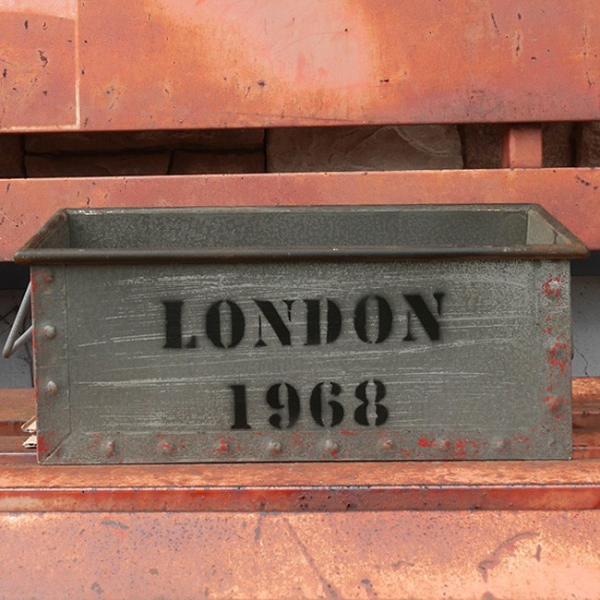 味わいあるヴィンテージ加工が魅力的なガーデンアイテム、インダストリーボックスです。大人っぽい印象で、アンティーク風の仕上がりが瑞々しいグリーンを引き立てます。アンティークグッズとも相性抜群で、グリーンと合わせて小物入れにしてもいい感じ。シン...