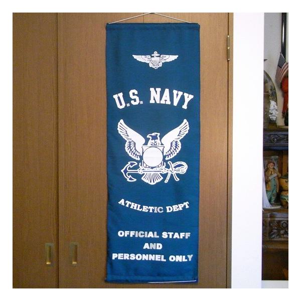 アメリカンでミリタリーなルームデコレーションにおすすめな、U.S. NAVYのナイロンフラッグタペストリーです。壁やドアなどのちょっとしたスペースにかけるだけでインパクトがあり、お部屋のイメージチェンジになります。どこに飾ってもカッコいいお...