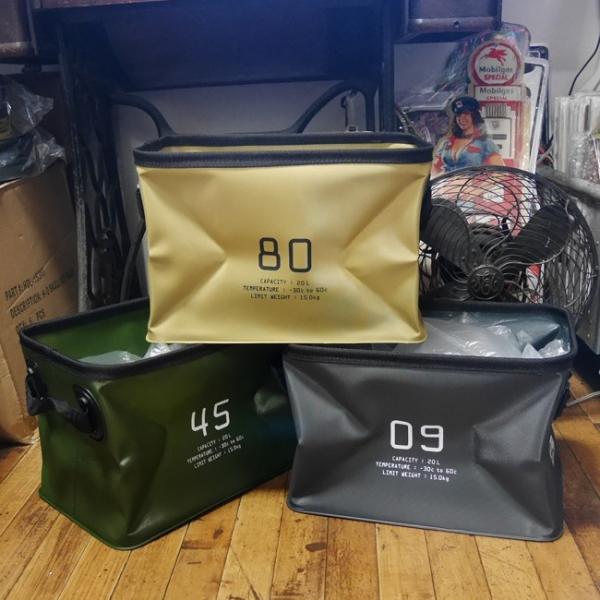 アウトドアシーンやインテリア収納、バケツ替わりなどで使えるハングストックストレージです。 軽くて丈夫なEVA素材で、水や汚れに非常に強い素材です。11リットルと20リットルサイズは市販のカラーボックス収納にピッタリで、インテリア収納はもちろ...