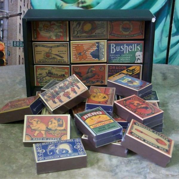 どこか懐かしく、レトロでノスタルジックな雰囲気のする細軸マッチ27個セットです。明治時代や大正時代のマッチの復刻デザインで、安全燐寸とも呼ばれるスタンダードなタイプ。ライターよりもマッチ派な方に、このレトロでおしゃれなマッチは特におすすめで...