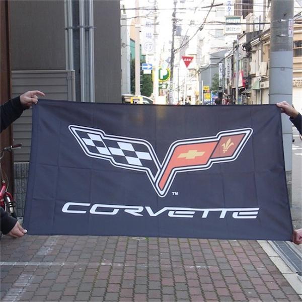 オシャレな空間を演出する、ビッグサイズのCHEVROLET Corvette(シボレー コルベット)タペストリーです。アメリカ雑貨の定番アイテムで、飾るもよし、目隠しラックとして使用など用途は様々です。ナイロン製で見た目の発色もGOOD！サ...