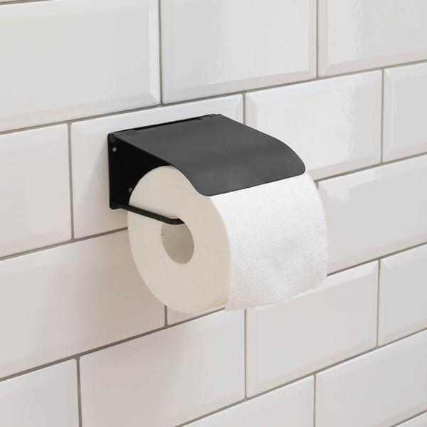 アイアンの無骨さがカッコいい、シンプルな造形が魅力のペーパーホルダーです。素材感を生かしつつも、使い易いスタイルに仕上げました。大きめサイズのペーパーが収納可能なのも嬉しいポイント。 シンプルな風合いのブラックが空間をおしゃれに演出します。...