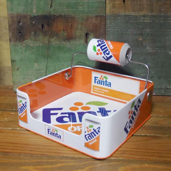 キッチンや食卓にあるだけでちょっとしたアメリカンダイナー気分が味わえる、フレーバー炭酸飲料ファンタ(Fanta)のティンナプキンディスペンサーホルダーです。市販のナプキンをセットしてご使用いただけます。ちょっとした小物にこだわるだけでも、自...