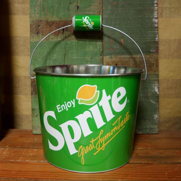透明炭酸飲料スプライト(Sprite)のティンバケツです。取っ手部分がスプライトの缶になっている点にもこだわりを感じます。お部屋のインテリアや小物の収納にも便利なアイテムです。サイズ：直径220×高さ183mm（約）素材：ティン製