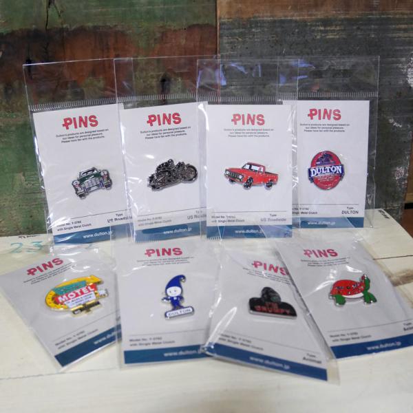 遊び心溢れるDULTONのオリジナルピンズです。「DULTON」「アニマル」「メッセージ」「USロードサイド」の4つのテーマを軸に、個性豊かなアイコンが並びました。その日の気分や性格に合うものをチョイスしてお愉しみください。ギフトやコレクシ...