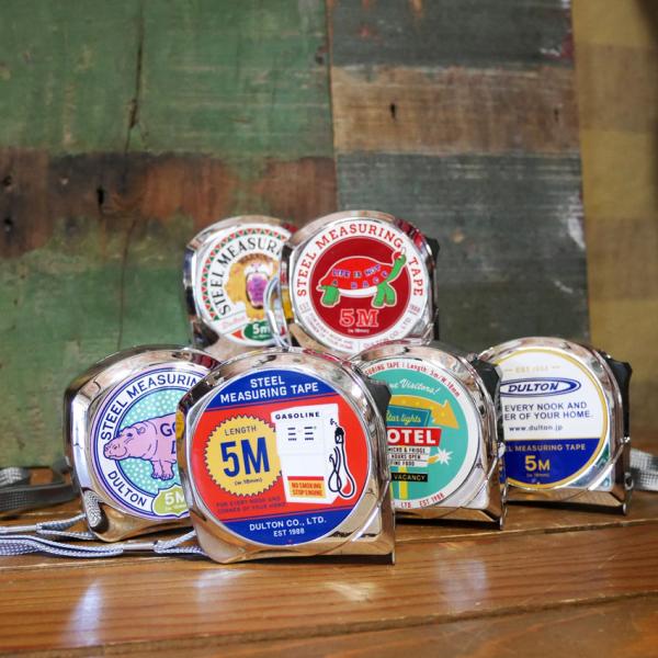 雑貨感覚で愉しめる、DULTON(ダルトン)のスケール(メジャー)です。スタンダードな道具に遊び心が加わり、使うたびに愛着が湧きます。ベルトクリップやストラップ、ロック機能といった基本仕様に加え、 本体表面にユニークなデザインのアルミプレー...