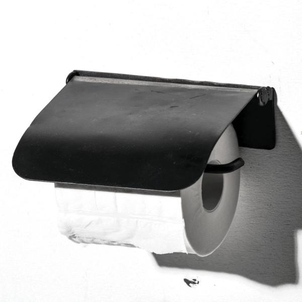 アイアンの無骨さがカッコいい、シンプルな造形が魅力のペーパーホルダーです。鉄を叩きのばした鍛錬の痕がヴィンテージ感を漂わせます。素材感を生かしつつも、使い易いスタイルに仕上げました。アイアン製品のため、使用状況によっては錆が出る場合がござい...