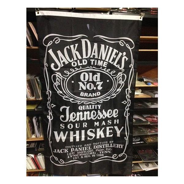 オシャレな空間を演出する、ビッグサイズのジャックダニエルタペストリーです。アメリカ雑貨の定番アイテムで、飾るもよし、目隠しラックとして使用など用途は様々です。ナイロン製で見た目の発色もGOOD！サイズ：横900×縦1500mm（約）素材：ナ...