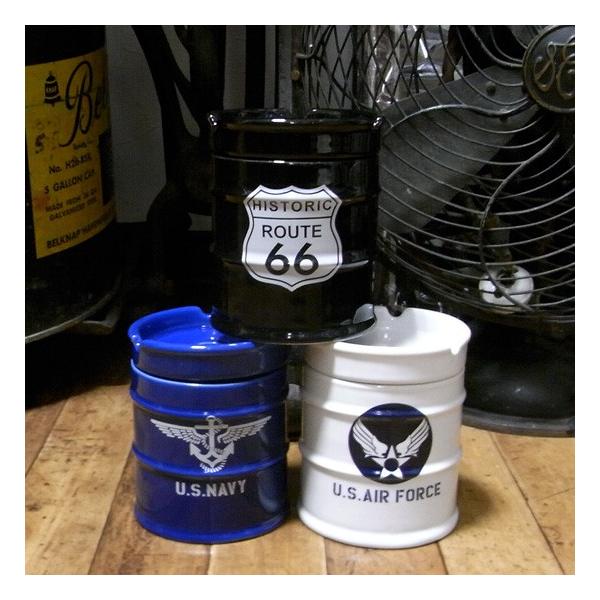 ドラム缶がモチーフになったアメリカンな陶器製の卓上灰皿です。上部の蓋の中央に穴が開いており、そこから吸殻を落とすシンプルな造りになっています。オシャレでかっこいいアメリカンなロゴと、しっかりとした重みがあり、高級感があります。小銭や小物を入...