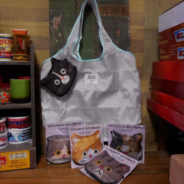 ネコ好きにおすすめなネコ型の可愛いポーチ付きのエコバッグです。エコバッグがネコ型ポーチに入れられるので、バッグに入れて持ち歩く時もとっても可愛いです。軽量薄型なのでバッグの中でも邪魔になりません。バッグとポーチはボールチェーンで繋げられるの...