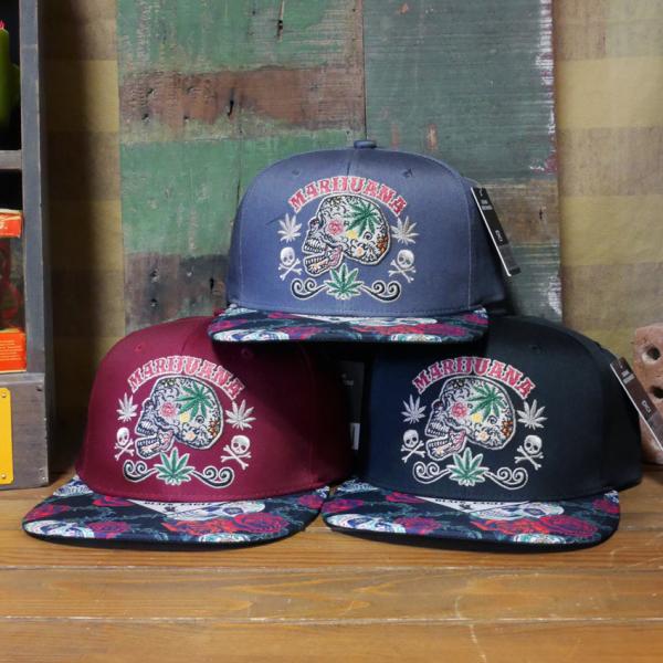 海外人気の高いマリファナとスカルを組み合わせた刺繍が入ったフラットバイザーキャップです。絶妙なバランスで配色されたセンス溢れる仕上がり。アメカジやミリタリースタイルとも相性抜群のおすすめアイテムです。サイズ：フリー素材：POLYESTER ...
