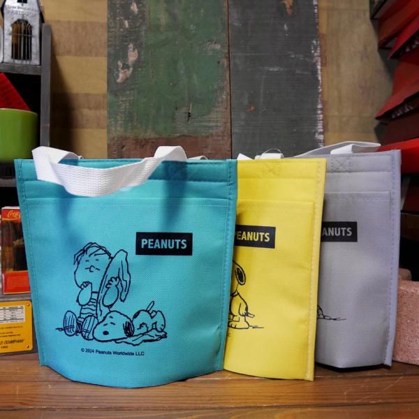 使いやすい大きなポケットが付いた、スヌーピーのかわいいデザインの保冷保温バッグです。シンプルトーンのスヌーピーアイテム。小物が入れられる嬉しいポケット付きで、ランチバッグでもおすすめな商品です。サイズ：幅250×高さ（持ち手含まず）250×...