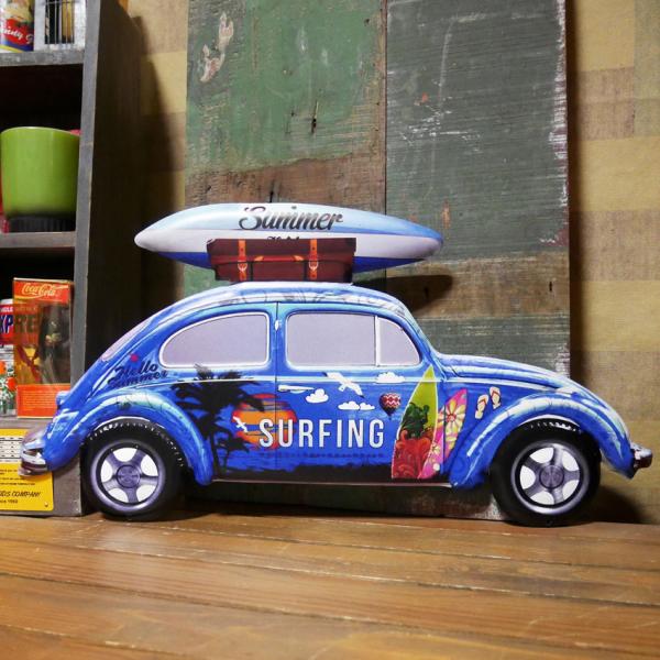 アメリカンデザインで人気の高いエンボス加工が高級感のある、ダイカットアンティークエンボスプレートです。大きめなサイズでインパクトは抜群。レトロなお部屋・ガレージ・お店・カフェ・店舗などのイメージ作りにおすすめのアイテムです。サイズ：縦250...