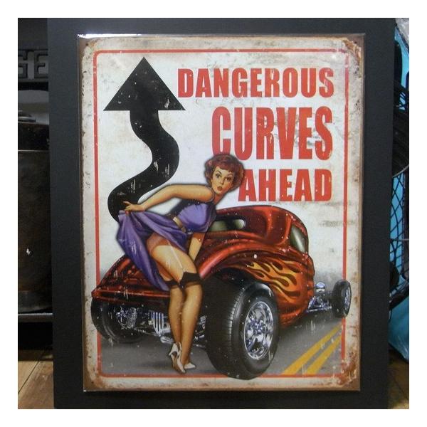 アメリカンインテリアに最適な、アンティーク調のブリキ看板です。レトロなダメージ加工が施されていて、お部屋やお店、ガレージなど、どこに飾ってもカッコいい仕上がりになっています。ピンナップガールが魅力的な、カーブの注意を促す看板です。サイズ：縦...