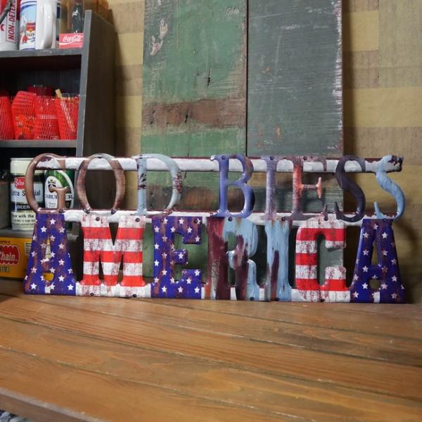 ガレージや店舗のインテリアでおすすめなダイカットエンボスサインプレートです。錆びやダメージ加工など、レトロ風な仕上がりもいい感じ！コストパフォーマンス抜群のブリキ看板です。アメリカンな雰囲気のある空間づくりにいかがでしょうか。サイズ：縦22...