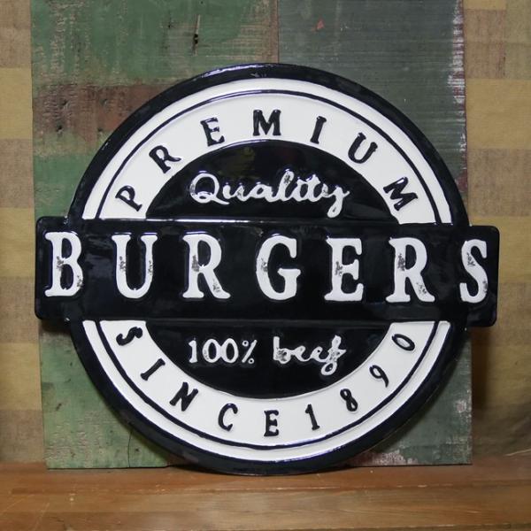 ガレージインテリアとマッチしそうなメタルウォールデコ BURGERSです。充分な厚みでしっかりとした仕上がりになっており、クールで安っぽくならないビンテージ風のデザインプレート。プレゼントでも喜ばれそうなアイテムです。サイズ：幅345×高さ...