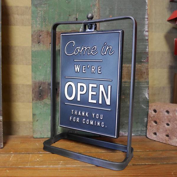 店舗ディスプレイに最適な、表面には「OPEN」裏面には「CLOSED」と書かれた便利なOPEN &amp; CLOSED 両面スタンドです。くるくる回してOPENとCLOSEDを入れ替えられます。オープンとクローズドの両面を持つ便利なスタン...