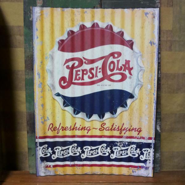 根強いファンの多いペプシコーラのメタルサインプレートです。とたん板のようなナミナミの形状と材質で、ダメージプリントと、ヴィンテージな感じのデザインがマッチしていますね。お部屋やガレージに飾れば、アメリカンなインテリアが演出ができちゃいます。...