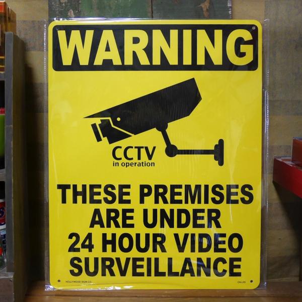 アメリカのショッピングセンターなどでよくある定番のプラスチックサインボードです。実用性抜群の24HOUR VIDEO SURVEILLANCE「24時間監視中」と書かれたサインプレート。厚さ約1mmのヘビーオンスなプラスティックを使用。軽量...