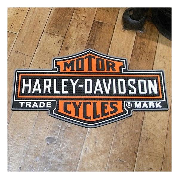 ハーレーダビッドソンのロゴマークがそのままバーマットになりました。やや小ぶりなサイズで、テーブルなどで使用するならベストなサイズのバーマット。お部屋の雰囲気創りにも最適です。サイズ：縦200×横370×高さ10mm（約）素材：ラバー