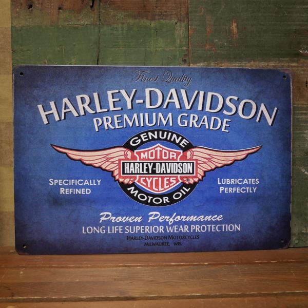 アメリカンインテリアに欠かせないHARLEY-DAVIDSON(ハーレーダビッドソン)の約A4サイズのティン看板です。レトロなお部屋・ガレージ・お店・カフェ・店舗などのイメージ作りにおすすめのアイテムです。アンティーク風な仕上げで男前系など...