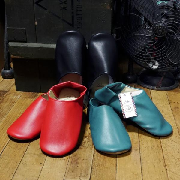 デザインはもちろん、履き心地も考えたバブーシュスリッパです。かかとを立てても、踏んでも履けるベーシックな無地のスリッパ。足裏のクッションに厚みがあるので、長時間履いても疲れにくく、ソフトな履き心地が特徴的。PUレザー製のため汚れも拭き取るこ...