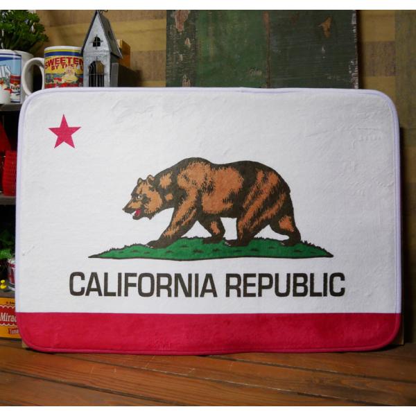 お部屋をオシャレな雰囲気に変えるカリフォルニア州旗のフロアマット。ご自宅のキッチン、バスルーム、トイレはもちろん、玄関やリビング、車などでのご使用もおすすめです。少しクッション性があり、普段使いの足元に置いてもグッド。サイズ：縦400×横6...