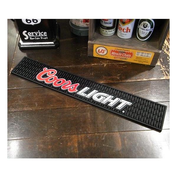 バーやダイニングなどオシャレなキッチンアイテムならこのバーマット。車のダッシュボードに小物を並べたりしてもオシャレです。こちらは日本でもお馴染みのビール「クアーズ」のバーマットです。ロゴやマークが浮き上がっており、グラスが滑らず水切りが出来...